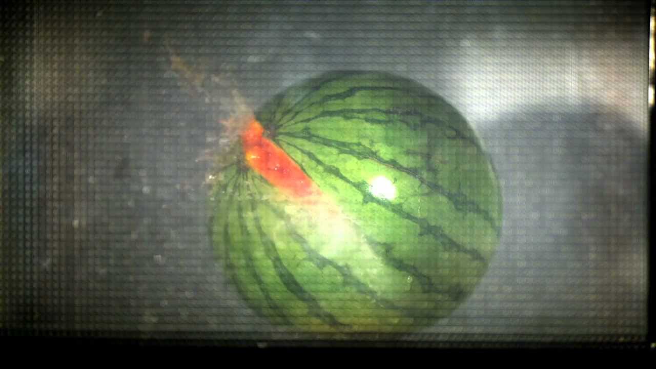 Cosas explotando en un microondas a cámara súper lenta | Laifr.com